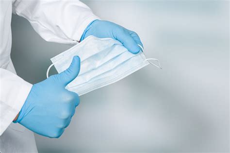 감염 방지를 위한 의료용 얼굴 마스크로 의사의 손을 닫습니다 건강 진단에 대한 스톡 사진 및 기타 이미지 건강 진단 건강관리와 의술 검사 보기 Istock