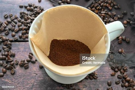 종이 필터 백과 도자기 홀더에 커피를 넣고 향기로운 드립 양조 뜨거운 음료 콩이 있는 소박한 나무 테이블을 위한 분쇄 커피 가루로 빻은에 대한 스톡 사진 및 기타 이미지