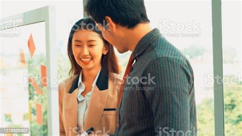 비즈니스 사람들은 프로젝트 계획 위원회에서 일합니다 계획에 대한 스톡 사진 및 기타 이미지 계획 끈적거리는 나무 기둥 Istock