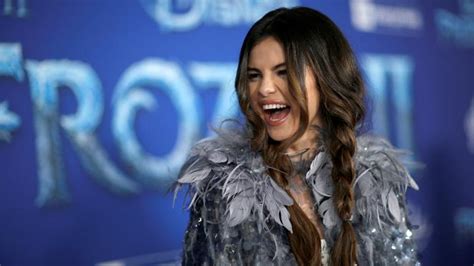 Gaya Selena Gomez Saat Hadiri Pemutaran Perdana Film Frozen 2