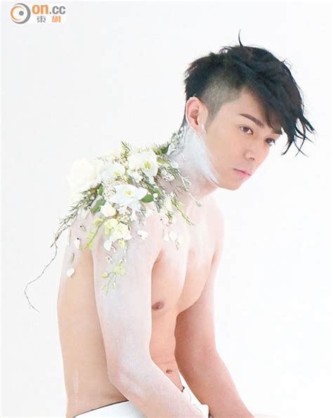 周柏豪半裸花美男 東方日報
