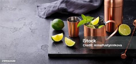 구리 머그잔에 담긴 모스크바 뮬 칵테일 신선한 민트와 셰이커 대리석 보드에 라임 어두운 배경 공간을 복사합니다 어두운 색에 대한 스톡 사진 및 기타 이미지 Istock