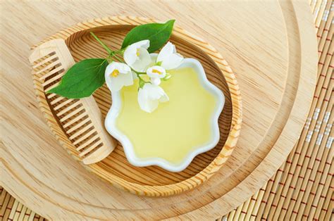 화장품 아로마 오일 나무 헤어 브러시와 흰색 재스민 꽃작은 흰색 그릇 천연 헤어 케어 수제 스파 및 뷰티 트리트먼트 레시피 상단