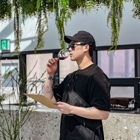 소셜 미디어에 대한 실증을 느끼며 거리 두기를 실천하고 있다 특히 새로운 플랫폼도 시간이 지나 사용자 수가 증가할수록 잡음이 많아지고 익명성을 악용한 논쟁과 비난이