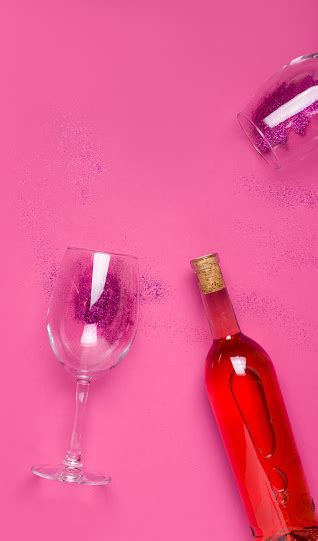 복사 공간이있는 수직 이미지 와인 한 병 및 분홍색 배경에 반짝이는 두 개의 안경 휴일 여성의 날 발렌타인 데이 크리스마스 생일의 개념 0명에 대한 스톡 사진 및 기타
