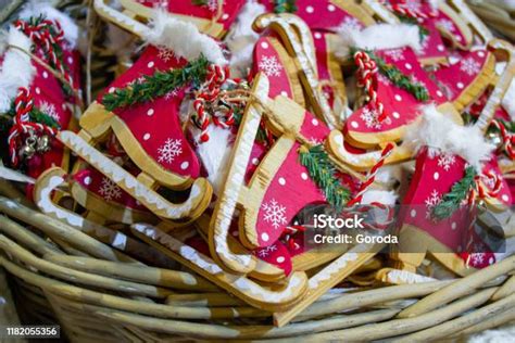 흰색 모피 눈송이와 종과 전나무 분기와 빨간 스케이트의 형태로 합판의 복고풍 스타일의 크리스마스 장식의 바구니 무리 휴가 준비 0명에 대한 스톡 사진 및 기타 이미지