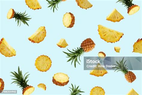 파란색 배경에 미니 Chiangrai Phulae 파인애플 과일 조각의 크리 에이 티브 패턴 미니 태국 주제 파인애플 과일 조각 배경벽지 0명에 대한 스톡 사진 및 기타