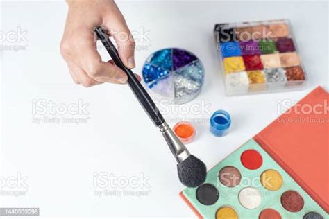 아이섀도 팔레트 위에 푹신한 브러시를 들고 있는 손의 선택적 초점 샷 개체 그룹에 대한 스톡 사진 및 기타 이미지 개체 그룹 공예 다중 색상 Istock
