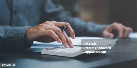 계산기를 사용하여 보고서 그래프 및 차트 비즈니스 통계 기업 전략 분석 및 개선 통계 및 데이터 개념을 계산하고 읽는 통계 분석가 모임에 대한 스톡 사진 및 기타 이미지