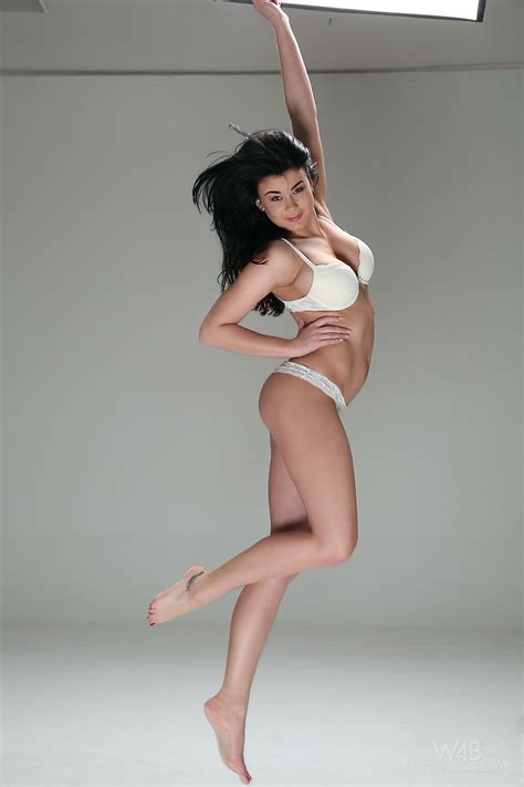 Lucy Super Hot Brunette Babe Enjoys Posing Babes And Pornstars