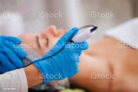 미용실에서 아름답고 젊은 여성의 얼굴 피부의 미세 피부 절차를 만드는 미용사 20 24세에 대한 스톡 사진 및 기타 이미지 20 24세 20 29세 2명 Istock