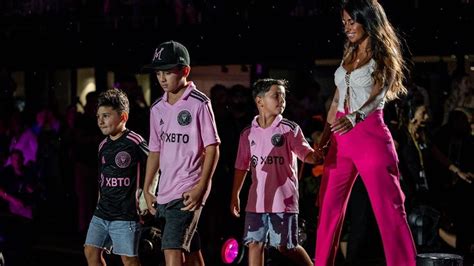 Найгарніша жінка світу дружина Мессі у корсеті здійняла фурор серед його вболівальників