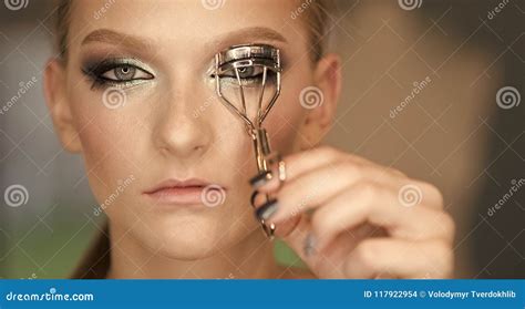 Sensual Woman Look Woman Use Eyelash Curler For Eye Makeup Stock Photo Image Of Look Salon