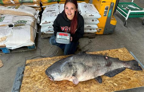 A Girl 15 Who Caught A 101 Lb Catfish Alone Breaks Societal
