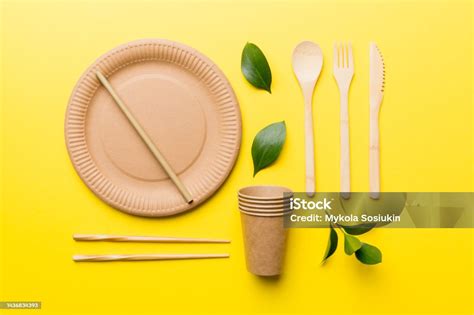 밝은 흰색 테이블 배경에 빈 재사용 일회용 환경 친화적 인 접시 컵 기구 세트 맨 위 보기입니다 생분해성 공예 요리 재활용 개념 클로즈업 배구 세터에 대한 스톡 사진 및