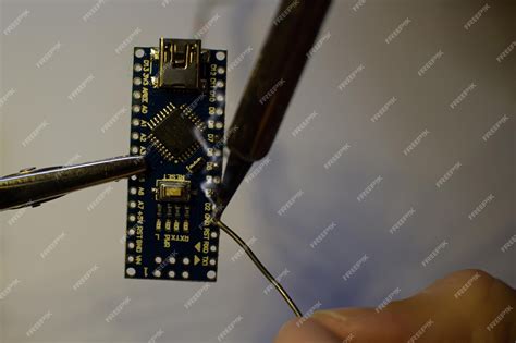 El Proceso De Soldar Cables A Una Placa Arduino Nano La Abrazadera Sujeta La Placa Con La Mano