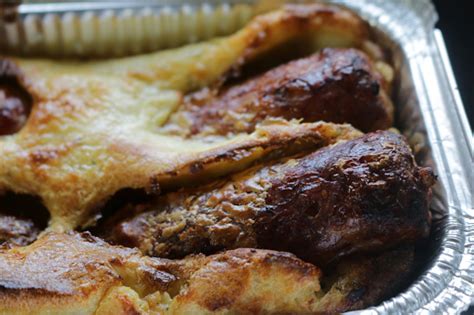 소시지와 구멍 조리법에 수제 전통 영어 두꺼비의 이미지 알루미늄 호일 냉동 식품 저장 테이크 아웃 용기에 육즙 사슴 고기 소시지 준비 식사 요크셔 푸딩 반죽과 캐러멜 양파