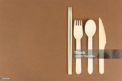 천연 소재로 만든 일회용 식기 칼 나무 포크 친환경 초밥 스틱 0명에 대한 스톡 사진 및 기타 이미지 0명 갈색 갈색 배경 Istock