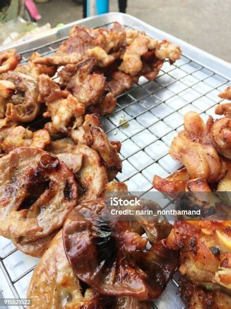 아시아 전통적인 거리 음식 구이 돼지 내장 및 오리 양고기 간 닭고기 방콕 태국 스타일 바베 큐에서에서 현지 시장에가 게에서 겨 거리에 대한 스톡 사진 및 기타 이미지
