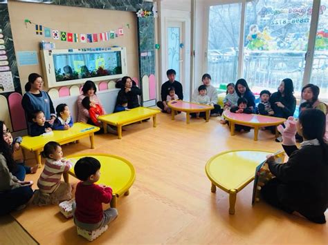 화성시나래울종합사회복지관 찾아가는 나눔교육 친구들~ 선생님이랑 같이 꿀꿀이를 불러보아요~ 하나