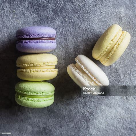 케이크 마카롱 또는 위에서 회색 배경에 마 카 롱 다채로운 아몬드 쿠키 파스텔 색상입니다 평면도 평면 위치 0명에 대한 스톡