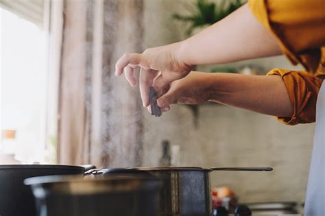 집에서 팬에 핫 초콜릿 소스를 준비하는 익명의 젊은 여성 녹기에 대한 스톡 사진 및 기타 이미지 녹기 요리하기 음식 준비