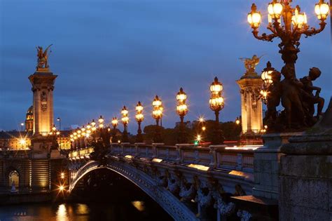 비오는 밤 파리 프랑스의 유명한 알렉상드르 3세 다리 프리미엄 사진