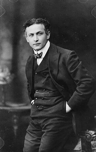 Harry Houdini Magician Born 1874 Biography And Facts