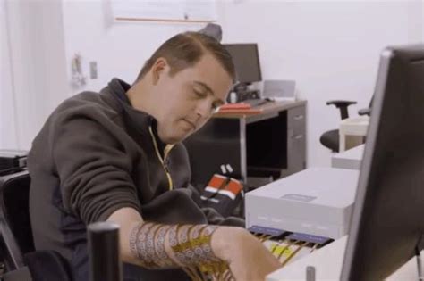 美国医生发明植入大脑的芯片 能收集大脑指令 让瘫痪者控制四肢