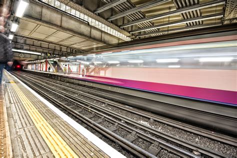 지하철 역 플랫폼 및 모션 흐리게 기차 2중 황색 실선에 대한 스톡 사진 및 기타 이미지 2중 황색 실선 Lypseuk2013 가까이 옴 Istock