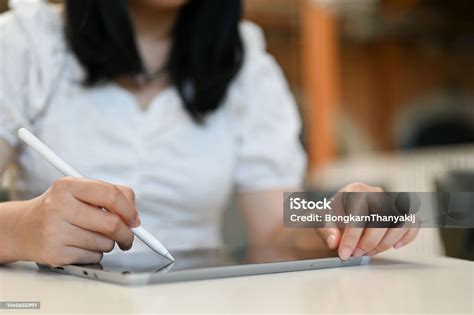 잘린 사진 스타일러스 펜을 사용하는 젊은 아시아 여성 책상에서 디지털 태블릿에 그림을 그립니다 25 29세에 대한 스톡 사진 및 기타 이미지 Istock
