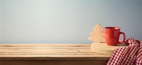 회색 벽 배경 위에 커피 컵 나무 통나무와 식탁보나무 테이블 크리스마스와 새해는 디자인과 제품 디스플레이를 조롱합니다 0명에 대한 스톡 사진 및 기타 이미지 Istock