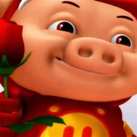 猪猪侠手持红玫瑰，一脸憨笑超可爱的浪漫表情包 抽象猪猪侠表情包表情包图片动图 求表情网斗图从此不求人