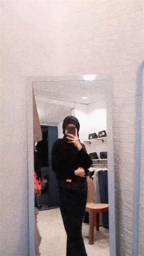 Cewek Berdiri Mirror Selfie Style Selfie