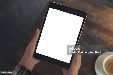 카페에서 커피를 마시는 동안 빈 흰색 바탕 화면 블랙 태블릿 Pc를 들고 여자의 상위 뷰 이랑 이미지 공란에 대한 스톡 사진 및