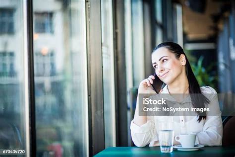 휴대 전화를 얘기 하는 커피 마시는 여자 베오그라드 세르비아 유럽 갈색 머리에 대한 스톡 사진 및 기타 이미지 갈색 머리 귀여운 낮 Istock