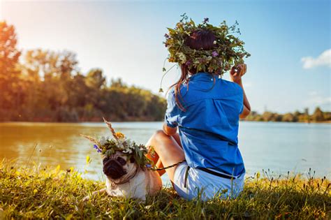 퍼그 개와 꽃 화환을 입고 강에 의해 차가운 마스터 야외에서 여름 자연을 즐기는 행복한 강아지와 여자 갈색에 대한 스톡 사진 및 기타 이미지 Istock