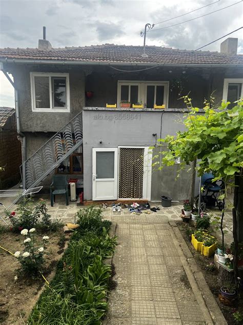 Двуетажна къща Двуетажна къща 240 кв м РЗП 380 кв м двор Къщи Вили Омуртаг Предлагаме