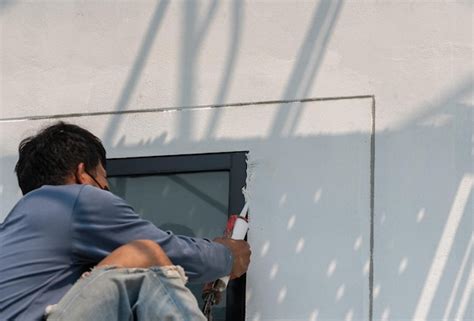 Premium Photo Worker Install Window With Silicon Edge Around Gap