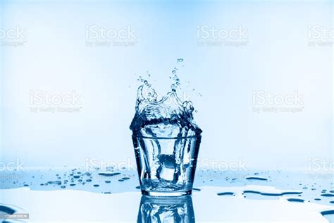 파란 배경에 분리된 유리에서 물이 튀어나와 유리에 빠진 얼음 0명에 대한 스톡 사진 및 기타 이미지 0명 결정체 광물질 Istock