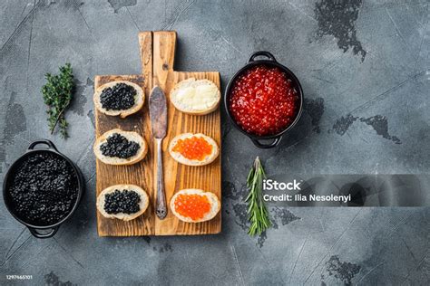 검은 철갑상어와 연어 물고기 캐비어가있는 카나페 회색 배경 상단 보기 플랫 레이 0명에 대한 스톡 사진 및 기타 이미지 0명 검은색 러시아 Istock