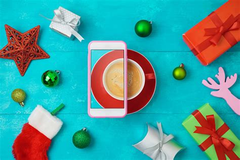 커피 컵 스마트 전화 선물 상자와 나무 테이블에 장식 크리스마스 휴일 창조적인 개념 0명에 대한 스톡 사진 및 기타 이미지 0명 개념 공 스포츠 장비 Istock