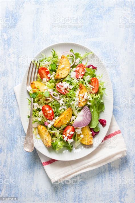 토마토 소스와 레드 와인 최고 보기 그릇에 퍼프 페이스 트리 수 제 야채 파이 고기에 대한 스톡 사진 및 기타 이미지 고기 고명 그라탕 Istock