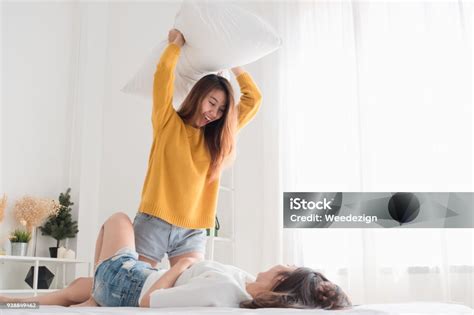 아시아 Lesbain 여성 Homelove에 백색 침실에서 침대에 함께 재생 베개 비행 개념 Lgbt 승리 2명에 대한 스톡 사진 및 기타 이미지 Istock