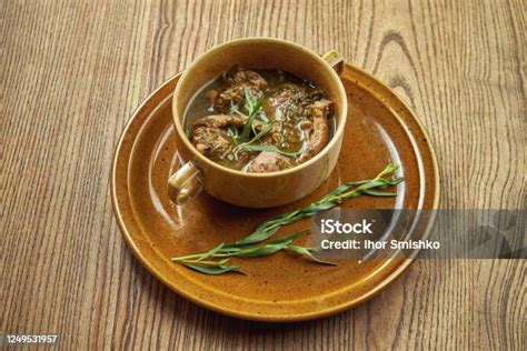 양갈비나 송아지 양파 타라곤 잎 체리 매실 또는 세라믹 그릇에 담긴 케말리로 만든 차카풀리 그루지야스튜의 가까이전망 0명에 대한 스톡 사진 및 기타 이미지 Istock