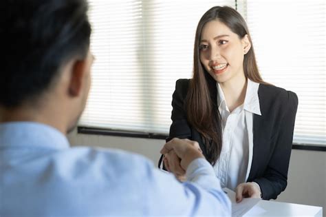 Retrato De Una Joven Sonriente Foto Premium