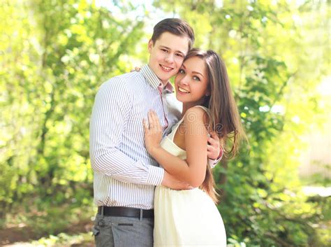 Couples Heureux De Portrait Jeunes Ayant Le Mensonge De Sourire D