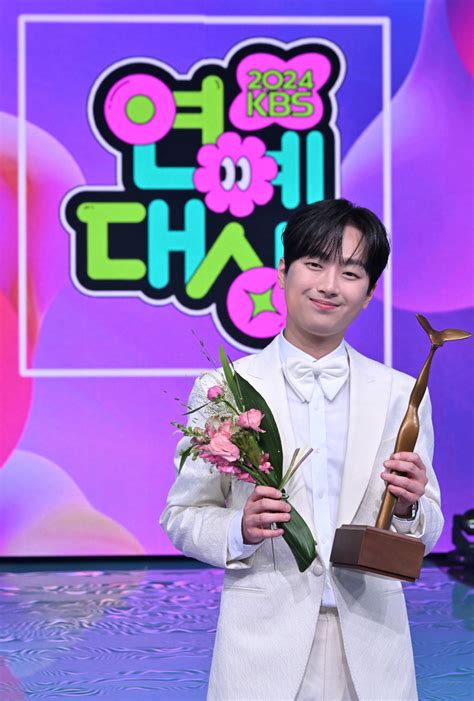 역시 ‘만능 연예인이다 못하는 게 없네 이찬원 성공적인 축구 해설 데뷔