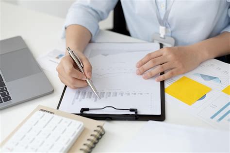 Premium Photo Asian Women Are Analyzing Graphs Market Data And