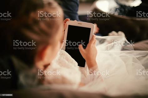 어린이 소녀 손은 스마트 폰 놀이와 교육 모형을위한 태블릿을 보유하고 있습니다 기술에 중독 재미있는 응용 프로그램 웹 서핑 정보를 사용하여 행복한 작은 아이 2 3 살에